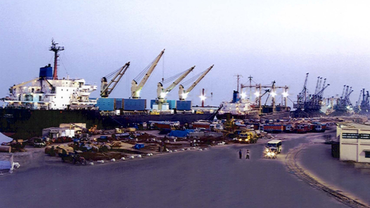 Fire breaks out on oil tanker off Kandla port :: Lloyd's List