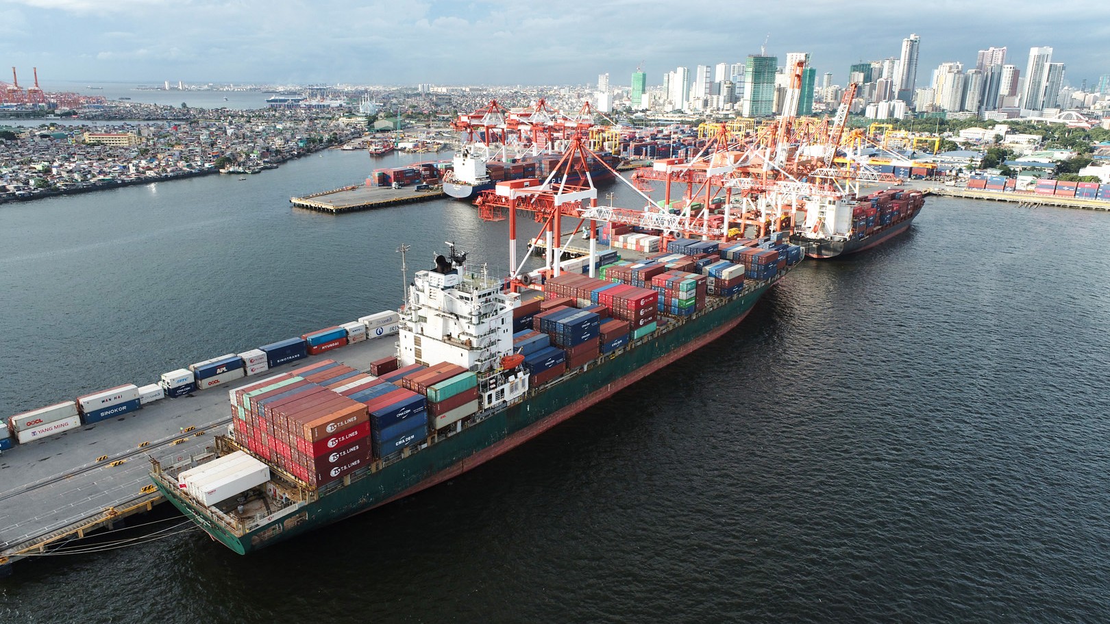 Why DP World built a 10,000 teu berth for ships that don’t yet call in ...