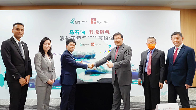 Petronas completes Malaysia’s first ship-to-ship LNG bunkering :: Lloyd ...