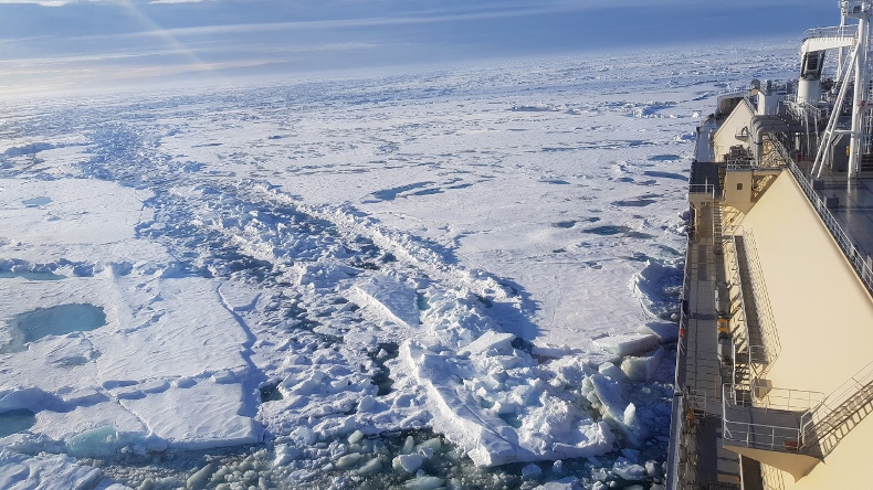 Ice-breaking LNG carrier makes first eastwards voyage from Yamal LNG ...